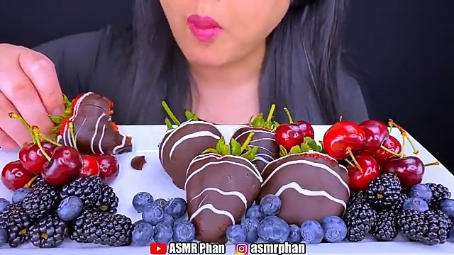 ASMR GIANT CHOCOLATE CANDIED COVERED STRAWBERRIES FRUIT PLATTER (EATING ...